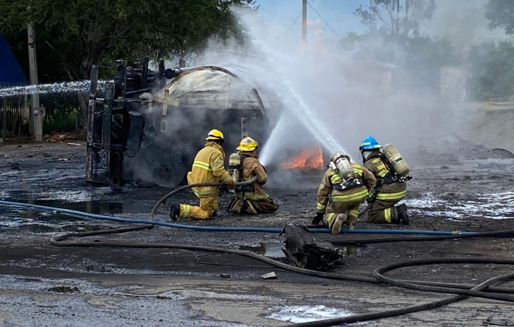Choca pipa cargada con diésel y se incendia en Tuxpan | Notisistema