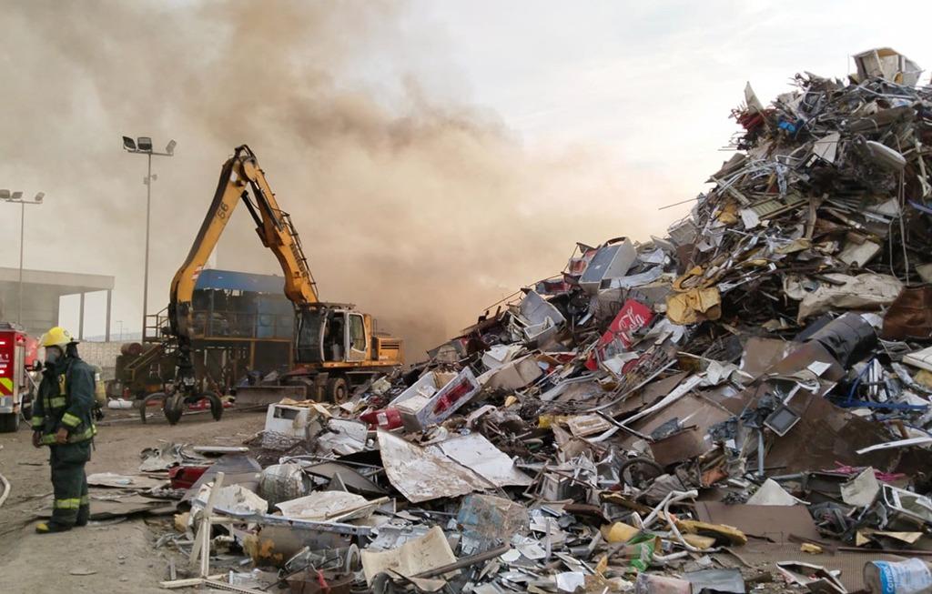 Mantienen combate en incendio de chatarrera de Guadalajara | Notisistema