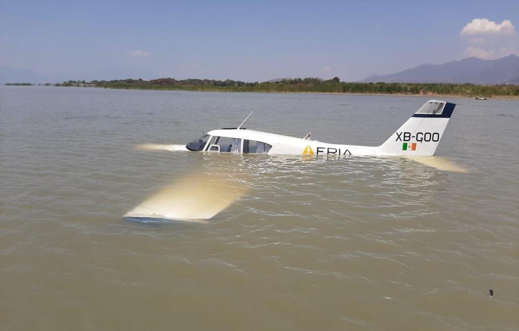 Avioneta acuatiza de emergencia en Chapala | Notisistema