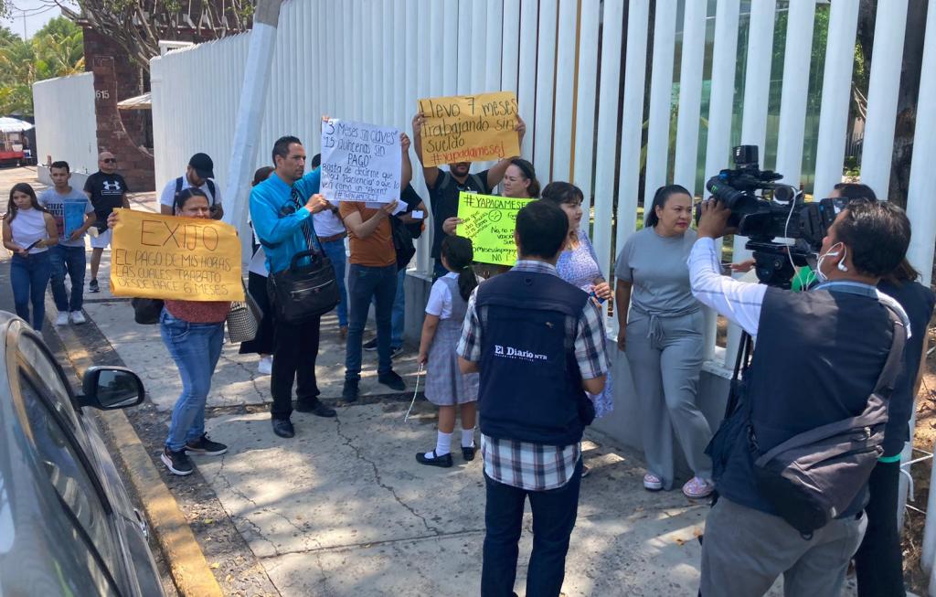 Protestan maestros por la falta de pago del sistema federal | Notisistema