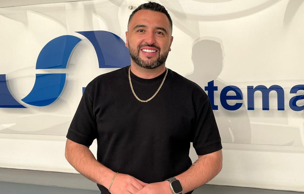 Comediante Mike Salazar celebra 15 años de trayectoria con nueva gira ...