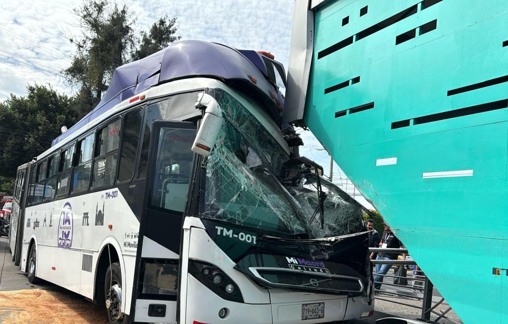 Choque de unidad del Macrobús deja ocho lesionados | Notisistema
