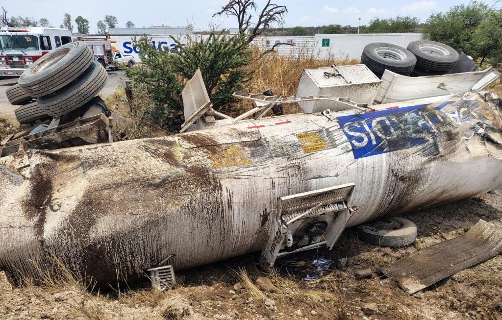 Volcadura de pipa genera emergencia en Lagos de Moreno | Notisistema