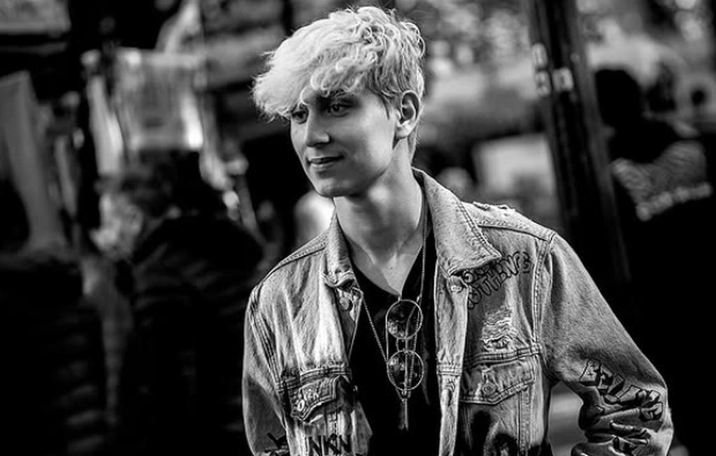Ryan Cox hace un homenaje al rock en español | Notisistema