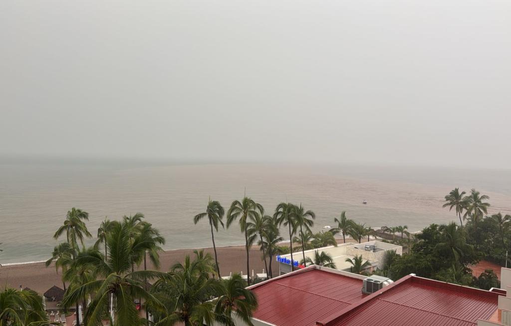Fuerte tormenta azota Puerto Vallarta este viernes | Notisistema