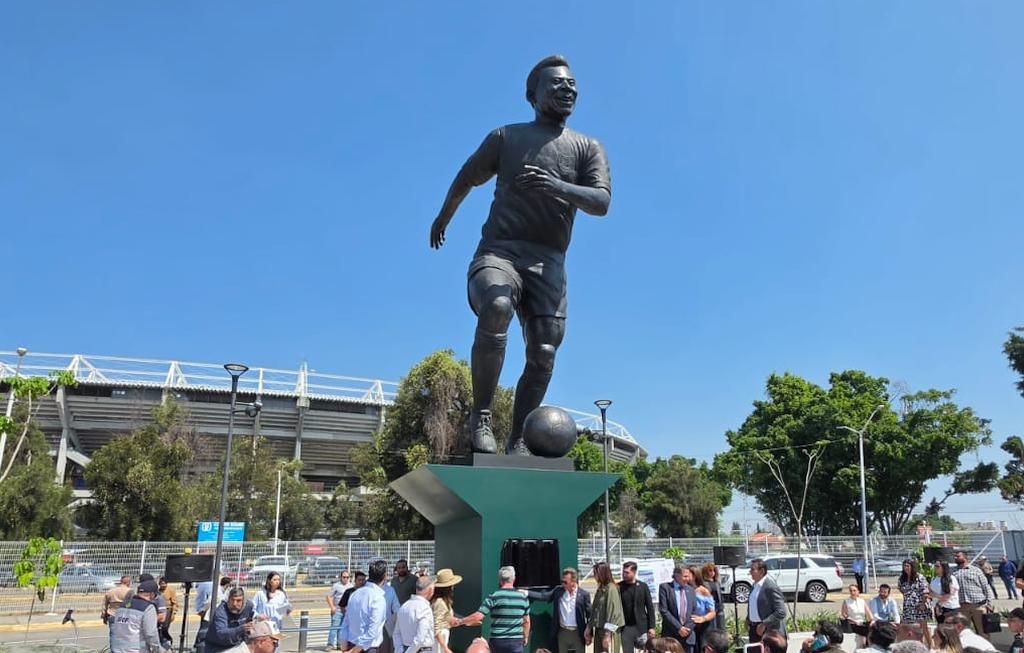 Inauguran escultura en honor a “Pelé” frente al Estadio Jalisco ...