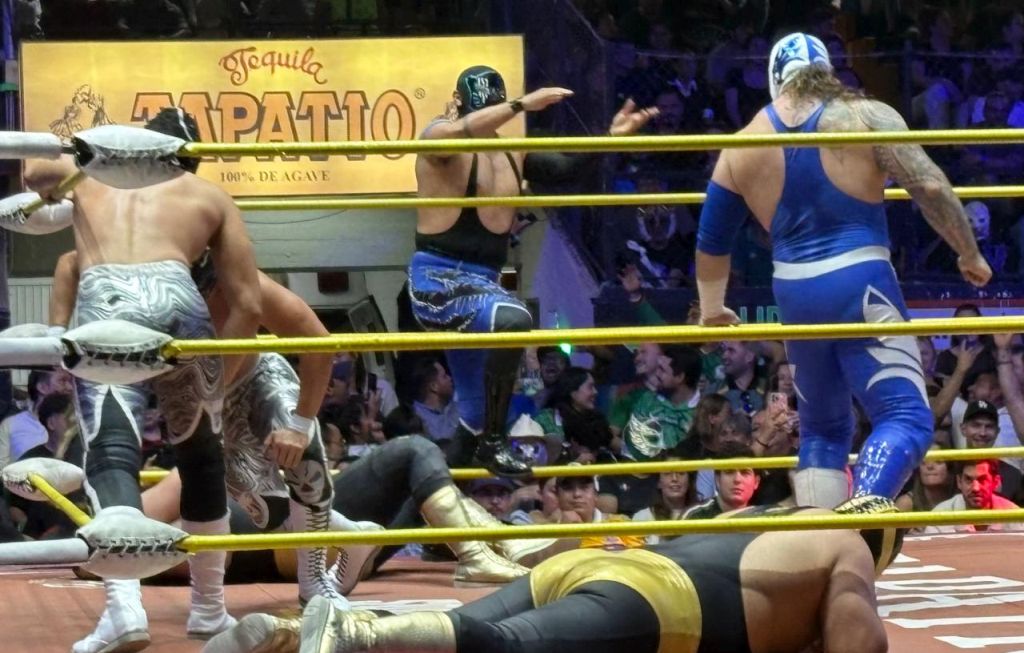 Aficionados del Mundial disfrutan de la lucha libre en la Arena Coliseo ...